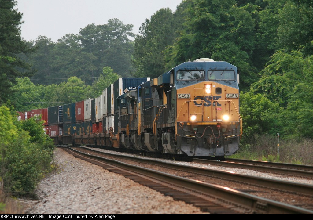CSX ES40DC 5458 leads a quartet of GE’s waiting for green